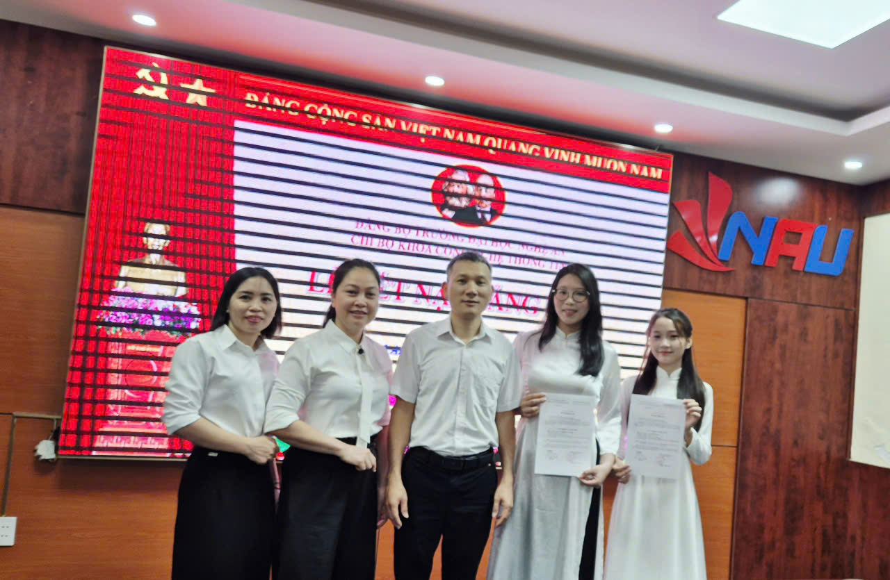 LỄ KẾT NẠP ĐẢNG VIÊN MỚI: DẤU ẤN TRƯỞNG THÀNH CỦA NHỮNG SINH VIÊN ƯU TÚ ...